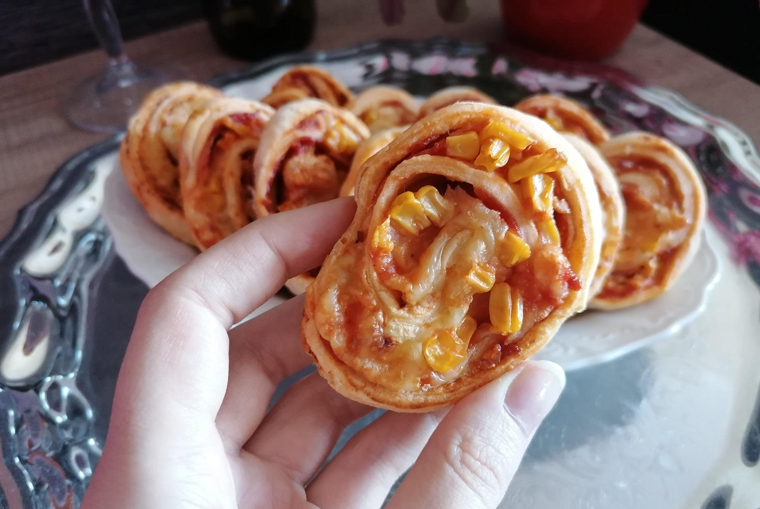 RECEPT: Chutné slimáky z lístkového cesta so slaninou a kukuricou ...